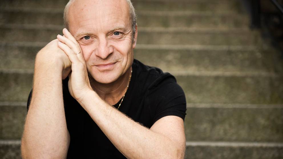 Jonas Gardell firar 30 år på scenen | SVT Nyheter