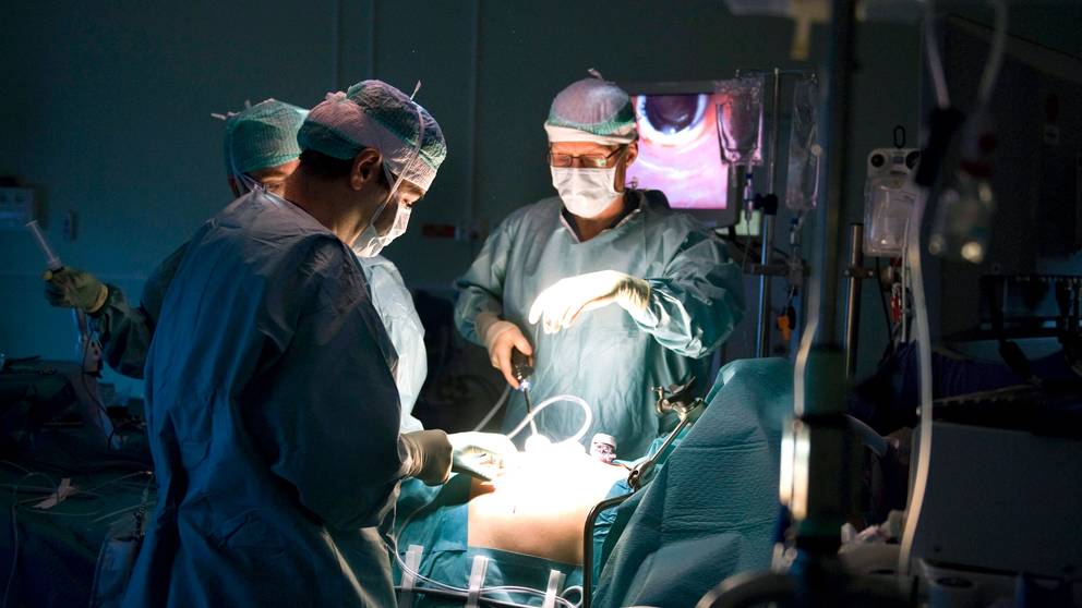 Blödande kvinna fick vänta på operation | SVT Nyheter