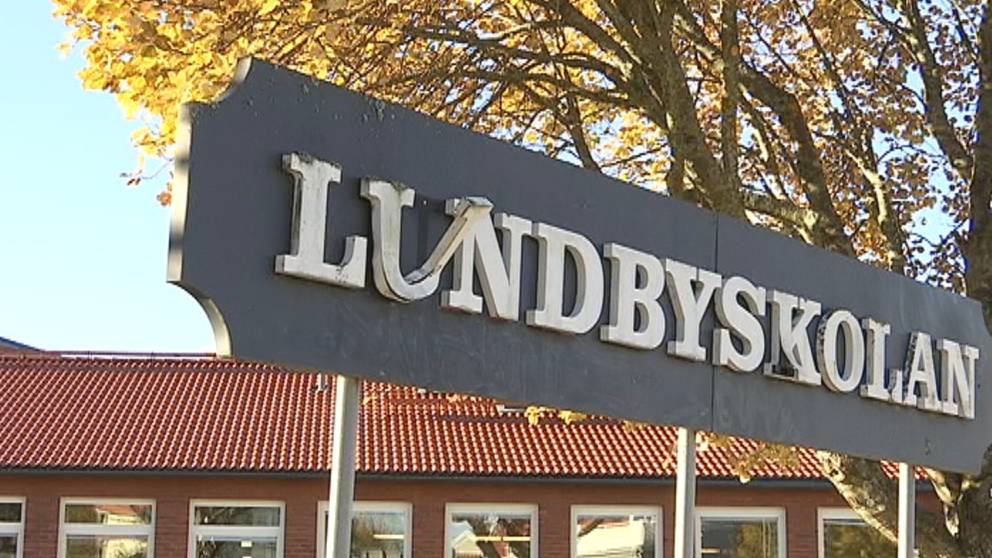 Flicka ofredad utanför skola | SVT Nyheter