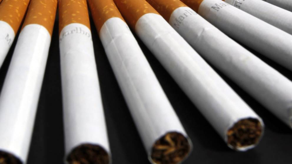 Stor mängd smugglade cigaretter hittades – flera häktade | SVT Nyheter