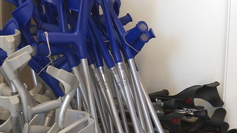 Laddar upp med kryckor | SVT Nyheter